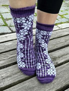 Flower Garland Socks Knitting Pattern